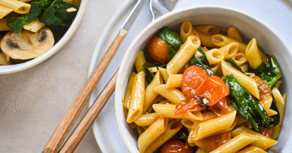 One Pot Tomato Basil Pasta - Slender Kitchen